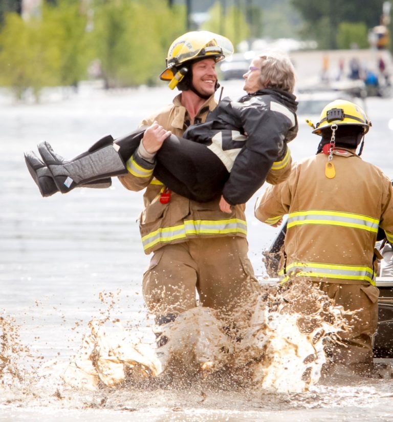 Bombero Rescata Una Adorable Abuela, Lo Que Ella Le Dice Lo Hizo Reír Y ... Bombero Rescata Una Adorable Abuela, Lo Que Ella Le Dice Lo Hizo Reír Y ...